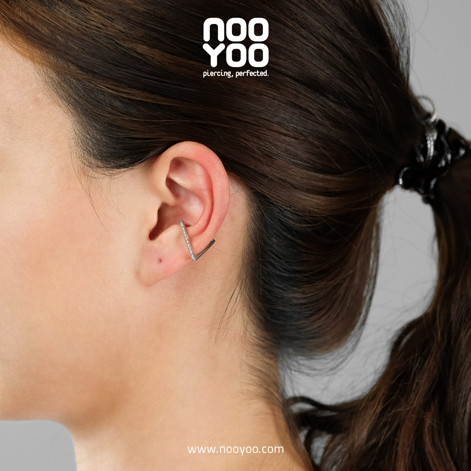 (31218) Ear Cuff TRIANGLE with Crystal Surgical Steel - NooYoo