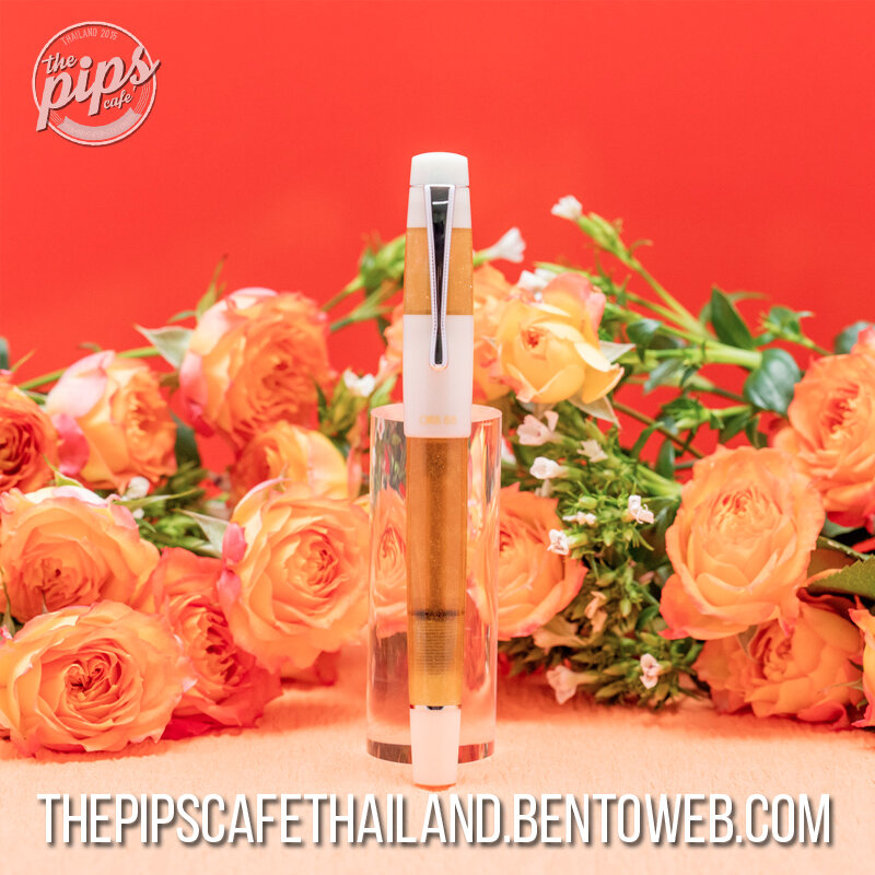 OPUS 88 : Koloro - White & Gold - The PIPS Cafe'