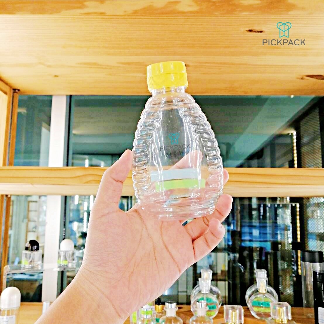 (BPT-0090:2305) ขวด PET แบนน้ำผึ้งขอบเกลียวข้าง 180ml + ฝาป๊อกแป๊กเหลือง (Plastic bottle+cap ...