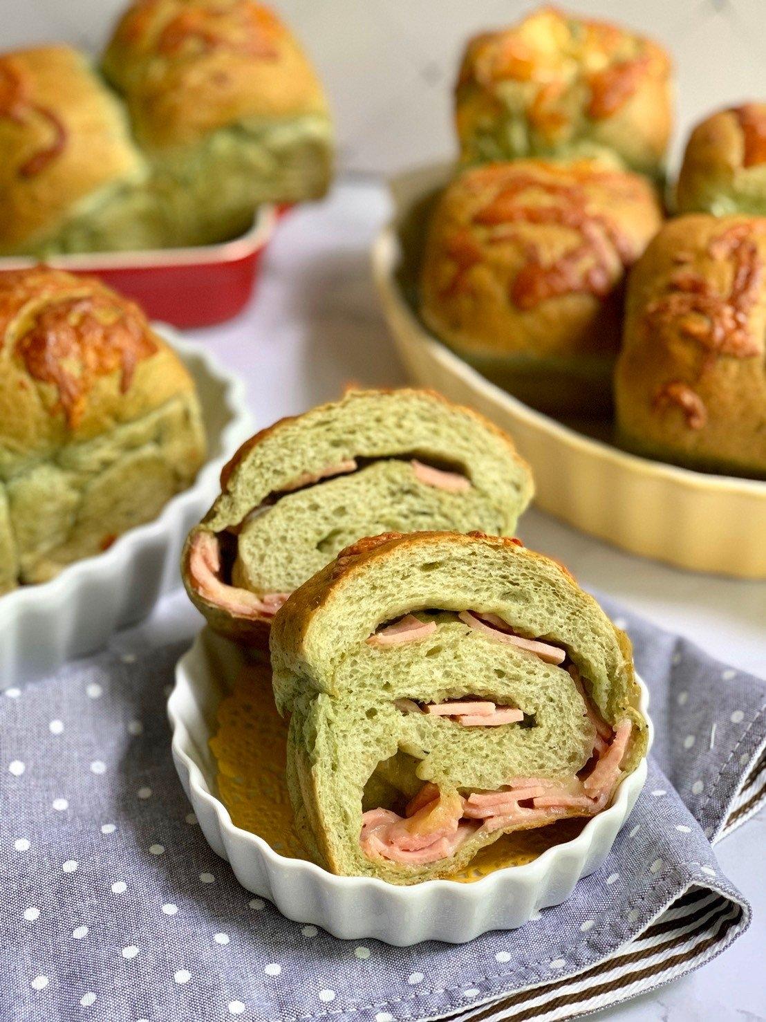 ขนมปังผักโขมไส้แฮม(หมู)ชีส - Baking Cottage by Tom