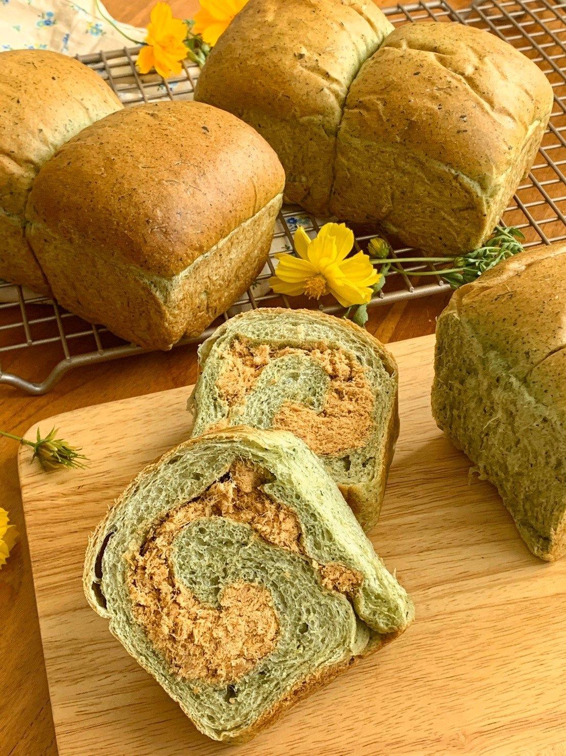 ขนมปังผักโขมไก่หยอง - Baking Cottage by Tom