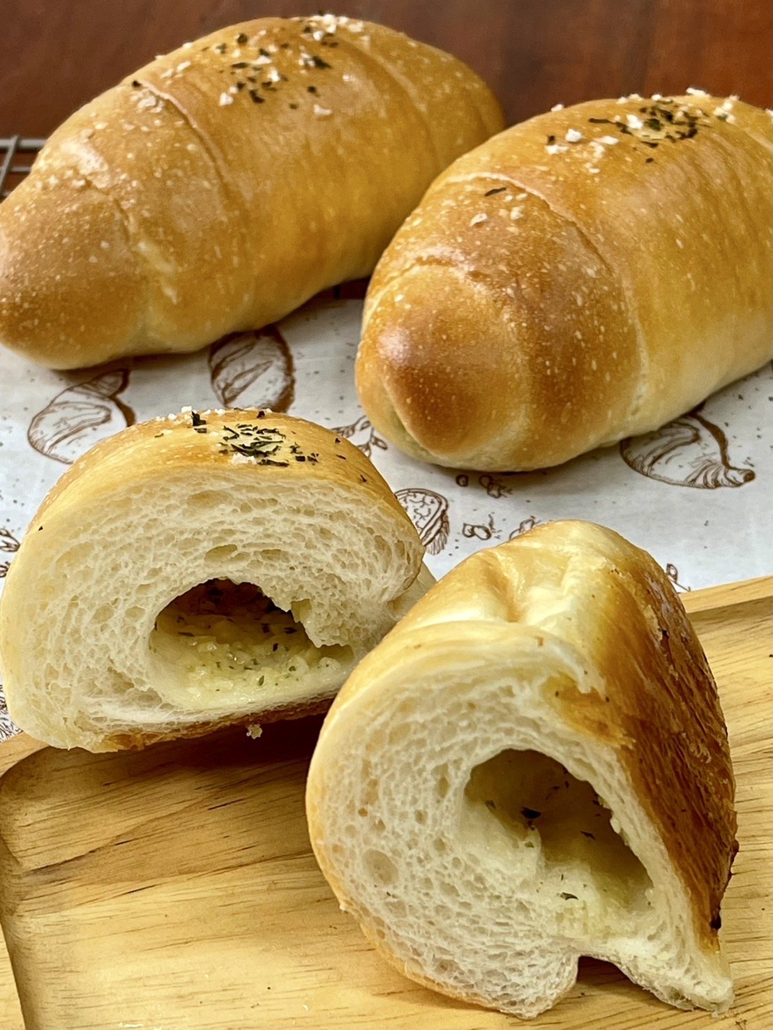 ชิโอะปังเนยกระเทียม - Baking Cottage by Tom