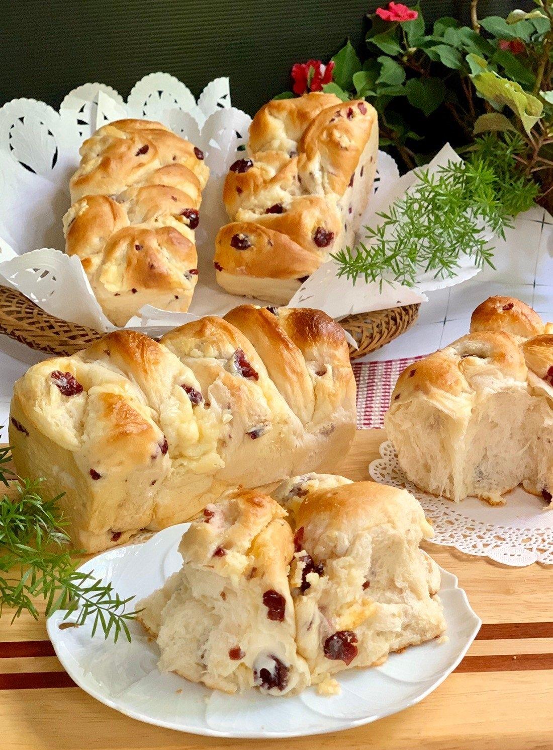 ขนมปังครีมชีสแครนเบอรี่ - Baking Cottage by Tom