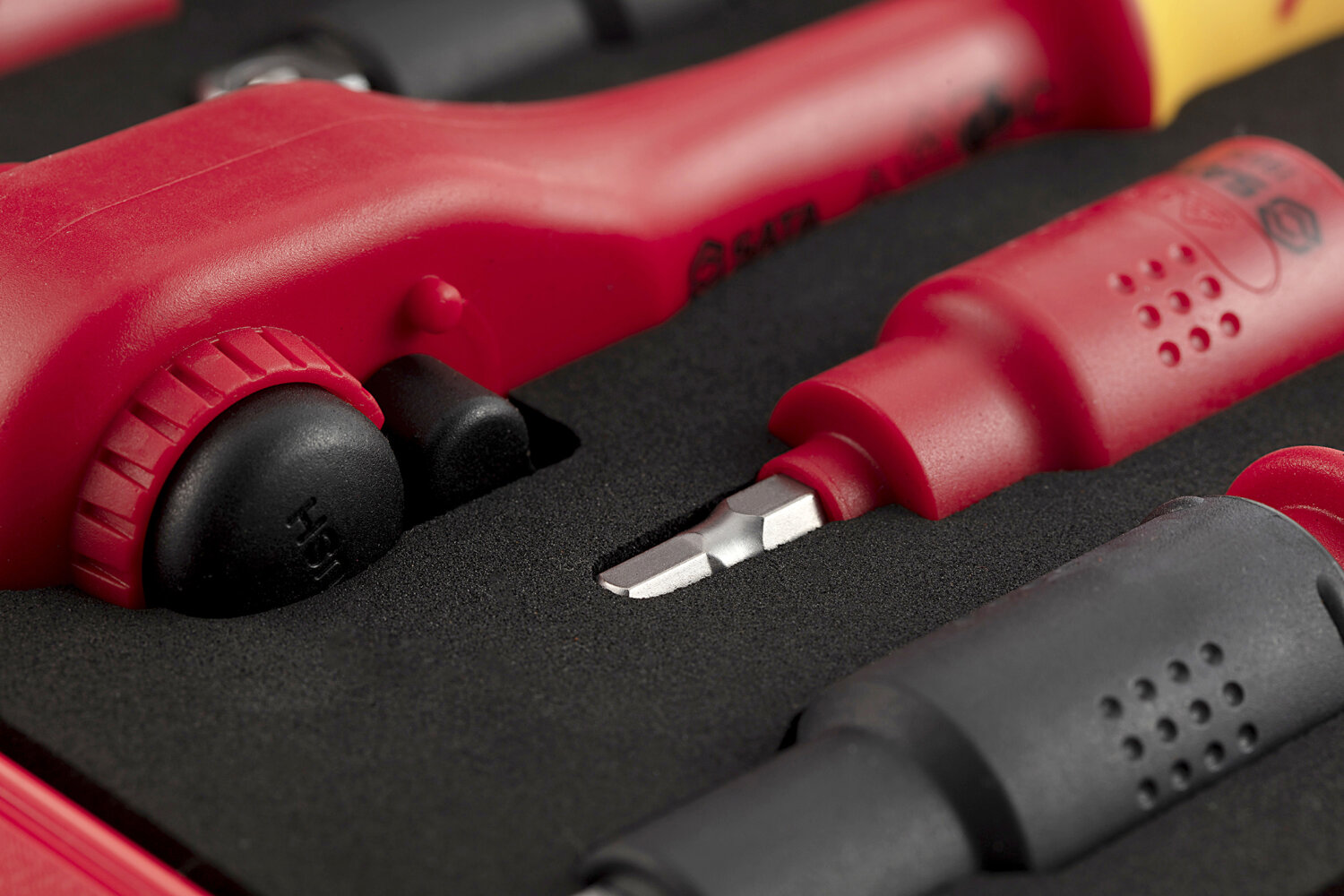 SATA 09268 ชุดบล็อกกันไฟฟ้า 3/8 นิ้ว 16 ตัว/ชุด (VDE Socket Set ...