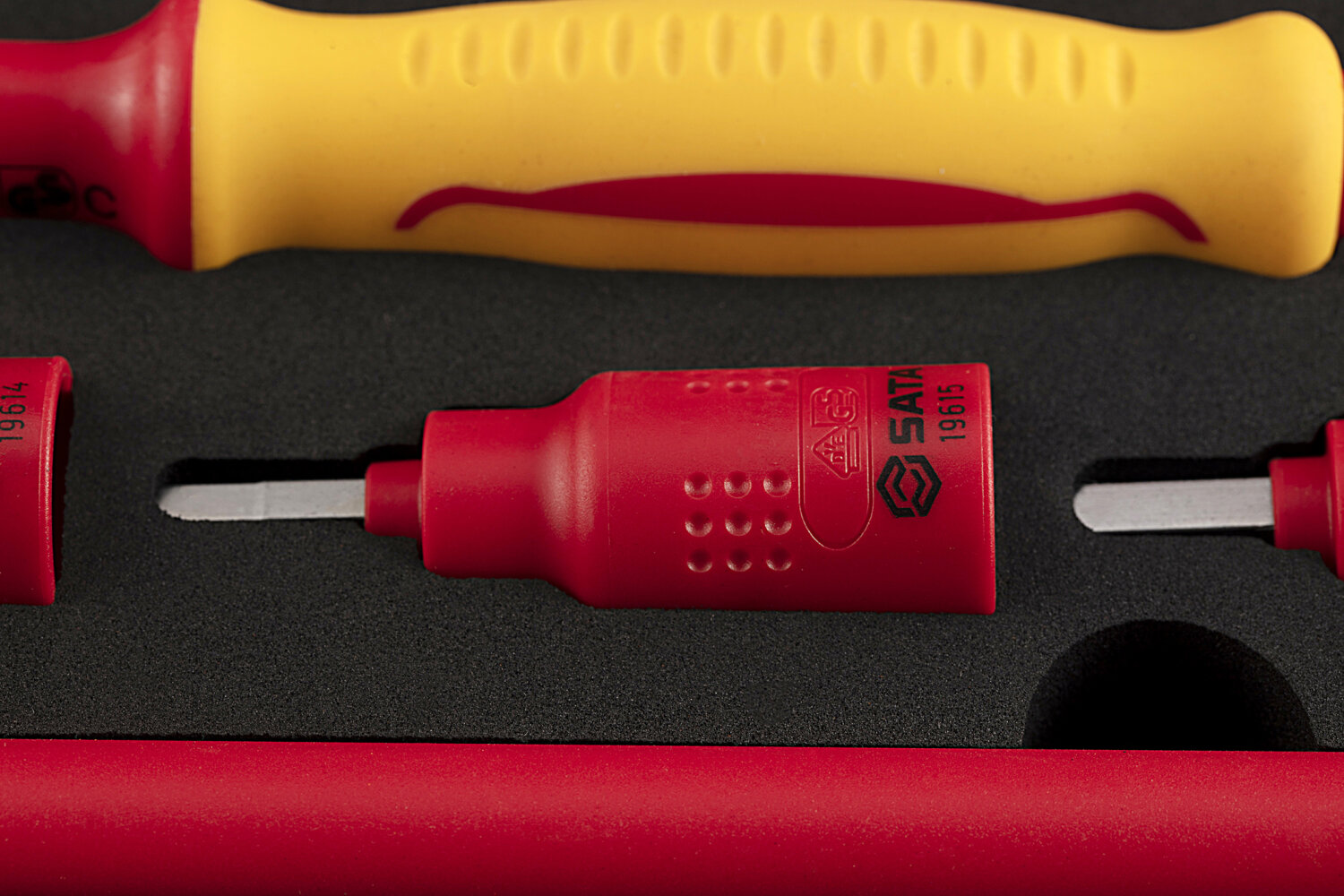 SATA 09268 ชุดบล็อกกันไฟฟ้า 3/8 นิ้ว 16 ตัว/ชุด (VDE Socket Set ...