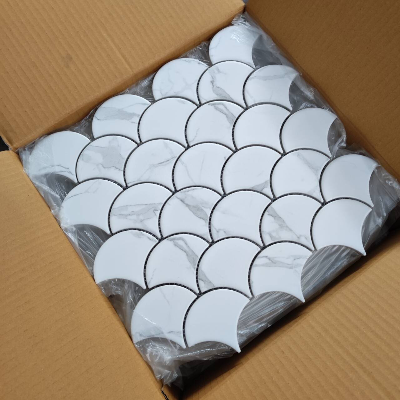 PM01E100 Porcelain Mosaic Tile รุ่น Scale สี Matt White ลายหินอ่อน ...